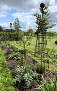 How to Use an Obelisk in the Garden for Maximum Impact